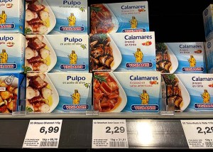 Arroz Negro, schwarze Paella mit Calamares en Tinta (aus der Konserve ...